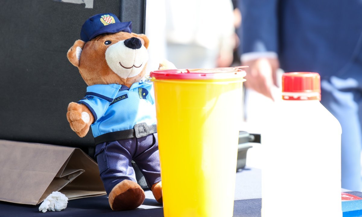 Robot-pas, Cro cop, sukob policije i navijača: Pogledajte što su sve ...