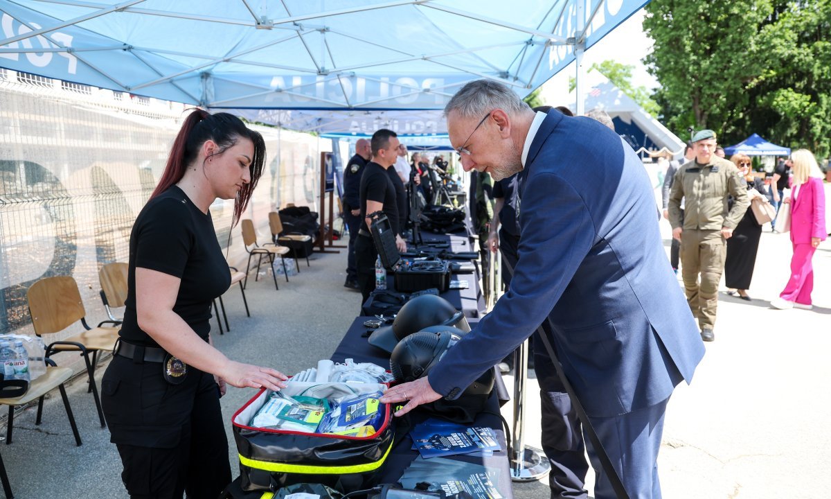 Robot-pas, Cro cop, sukob policije i navijača: Pogledajte što su sve ...