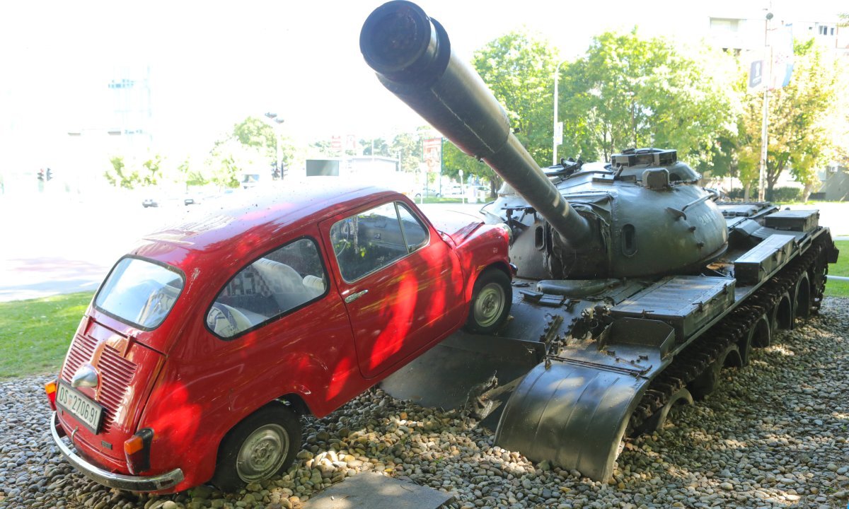 Prije 34 godine tenk je pregazio crvenog fiću u Osijeku - tportal