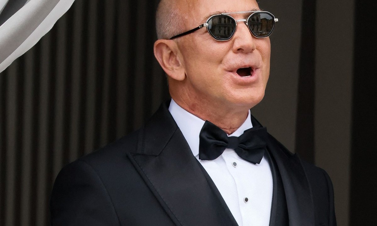 Mladoženja je spreman: Jeff Bezos snimljen u svečanom smokingu, a svima ...