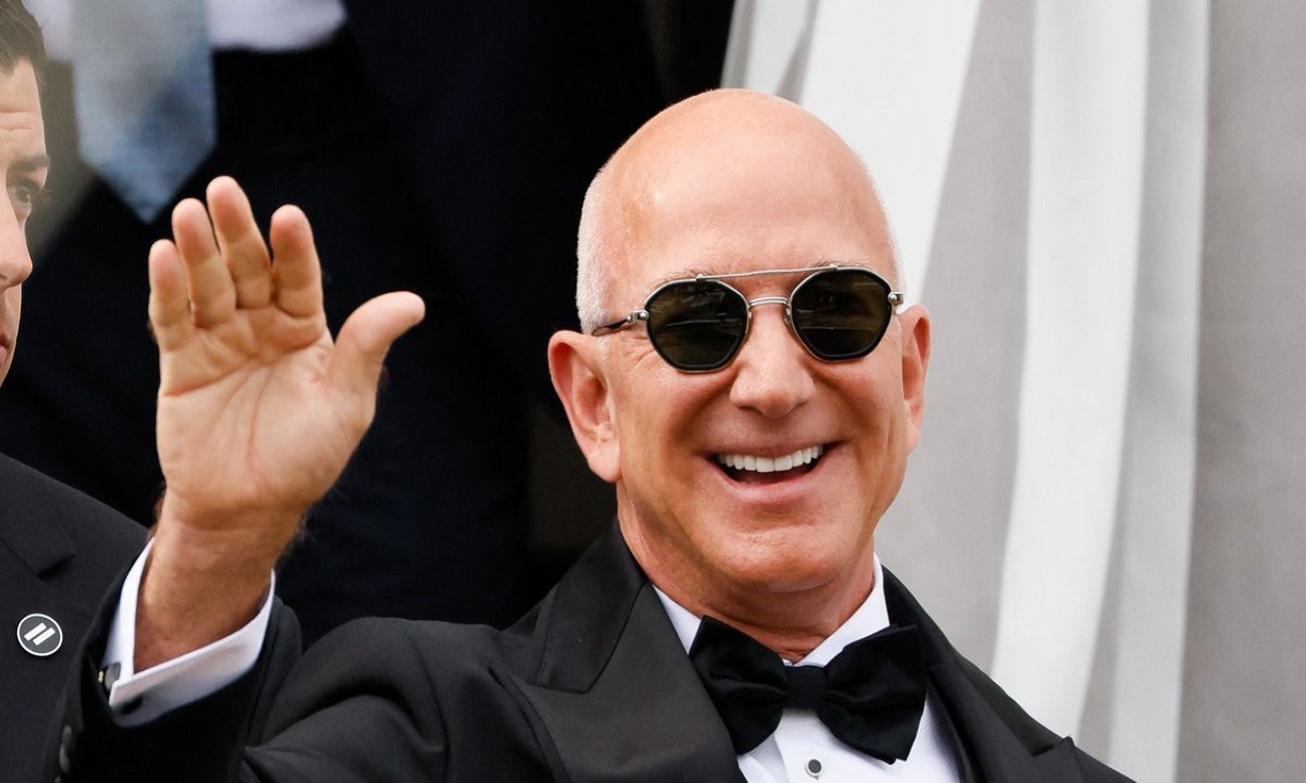 Mladoženja je spreman: Jeff Bezos snimljen u svečanom smokingu, a svima ...