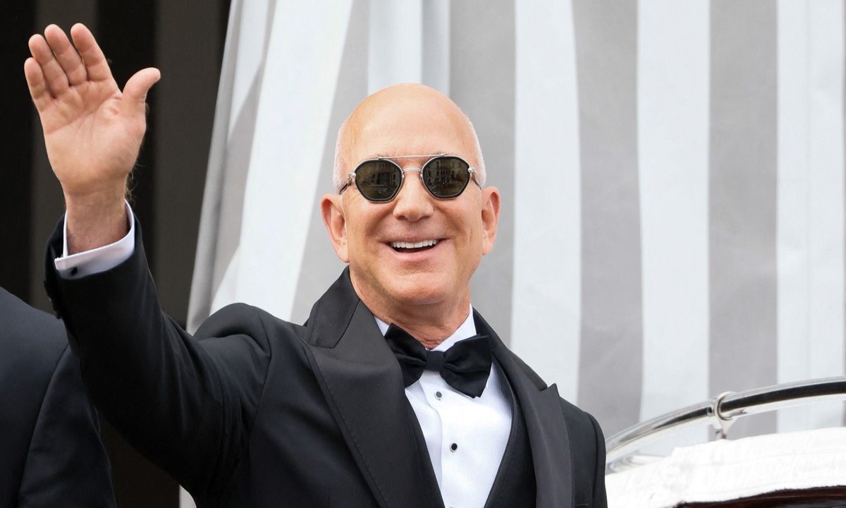 Mladoženja je spreman: Jeff Bezos snimljen u svečanom smokingu, a svima ...