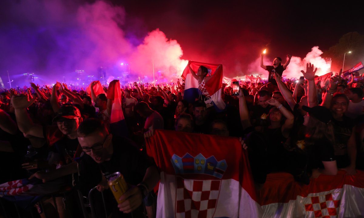 Pale se baklje, svi pjevaju u glas: Ovako izgleda atmosfera na Thompsonovom koncertu - tportal