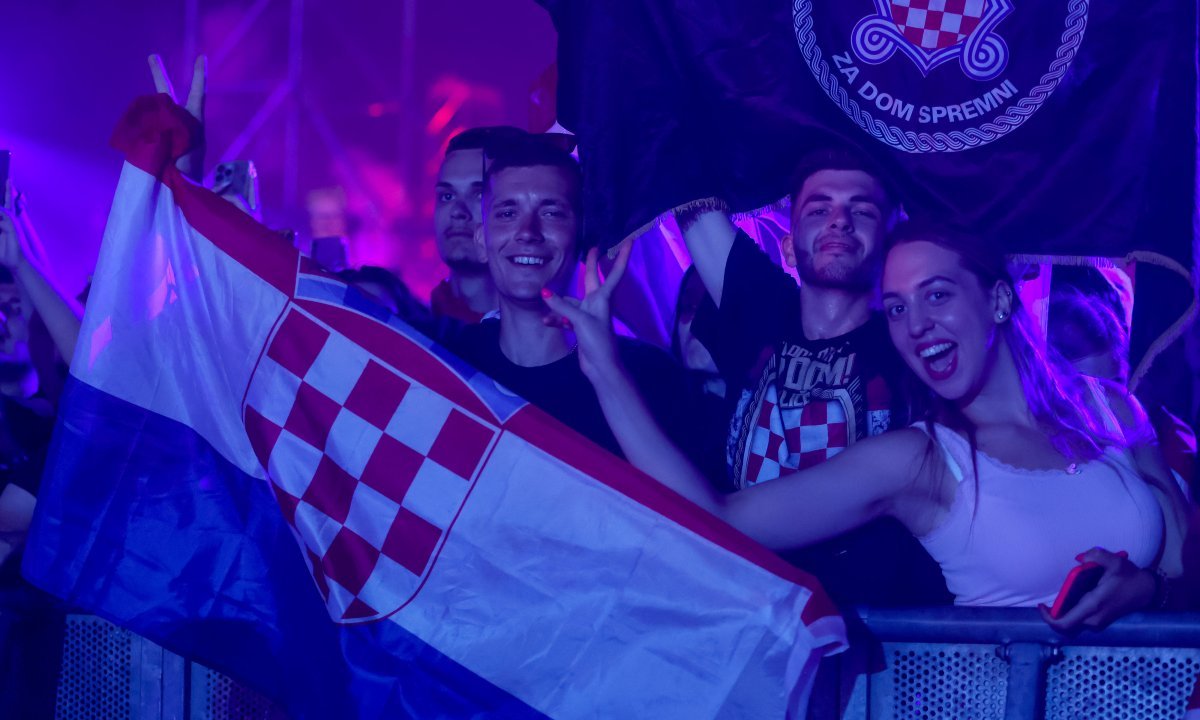 Pale se baklje, svi pjevaju u glas: Ovako izgleda atmosfera na Thompsonovom koncertu - tportal