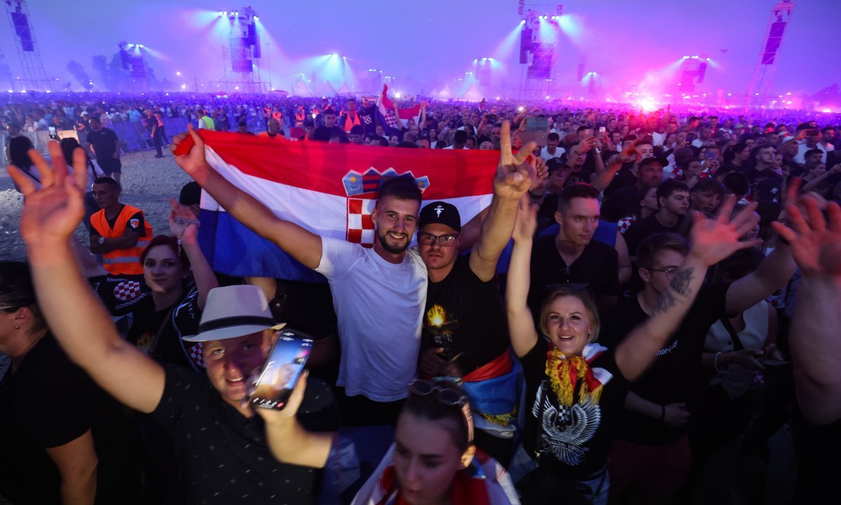 Pale se baklje, svi pjevaju u glas: Ovako izgleda atmosfera na Thompsonovom koncertu - tportal