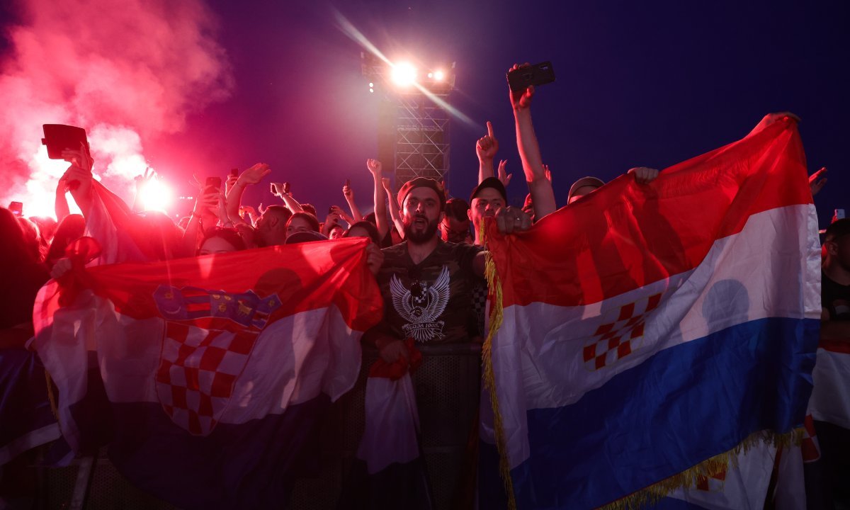 Pale se baklje, svi pjevaju u glas: Ovako izgleda atmosfera na Thompsonovom koncertu - tportal