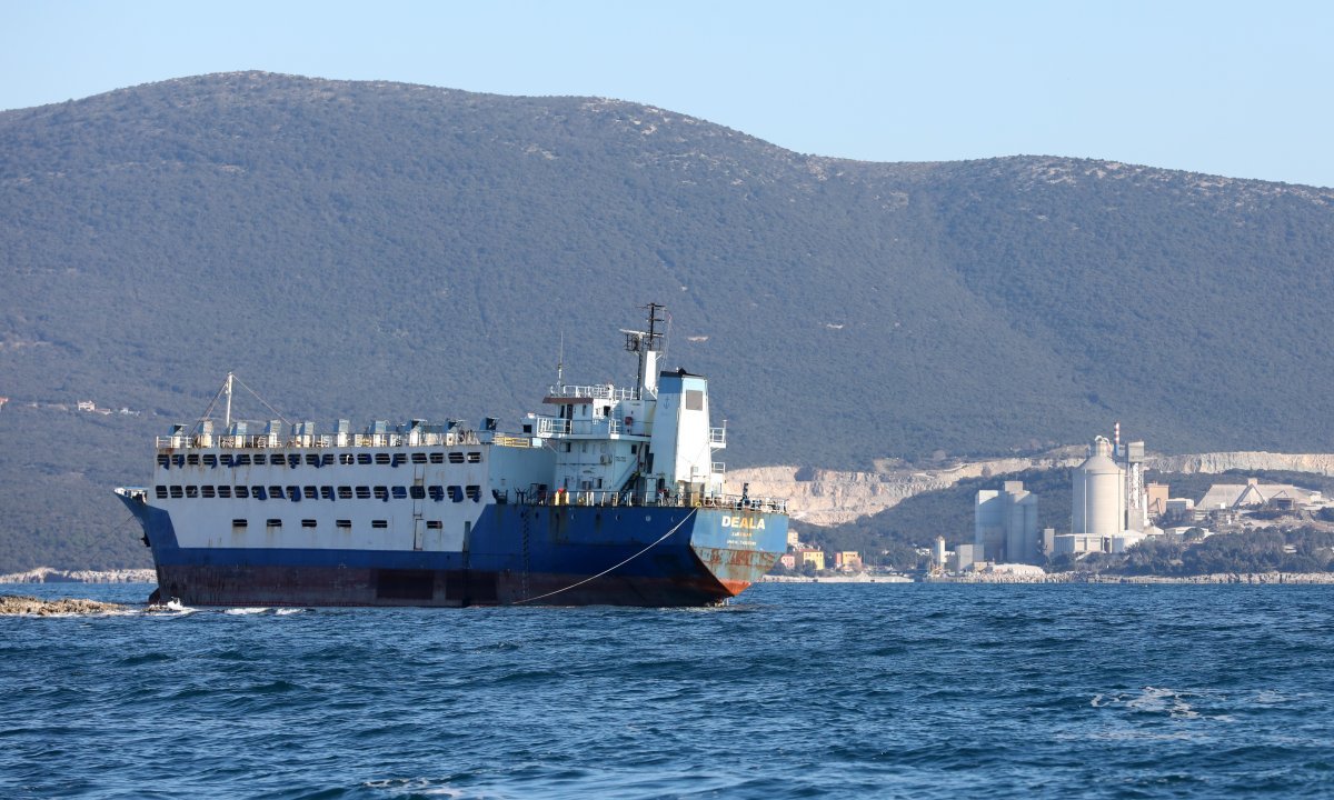 Počelo uklanjanje nasukanog broda 'Deala' u Raškom zaljevu - tportal