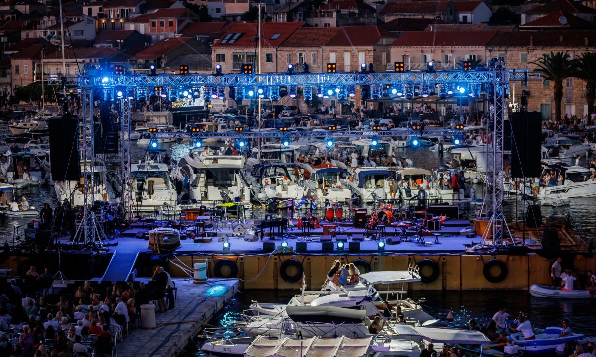 Pogledajte spektakularnu atmosferu uoči početka koncerta u čast velikog Olivera - tportal