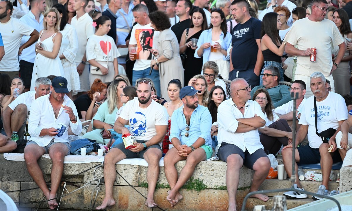 Pogledajte spektakularnu atmosferu uoči početka koncerta u čast velikog Olivera - tportal