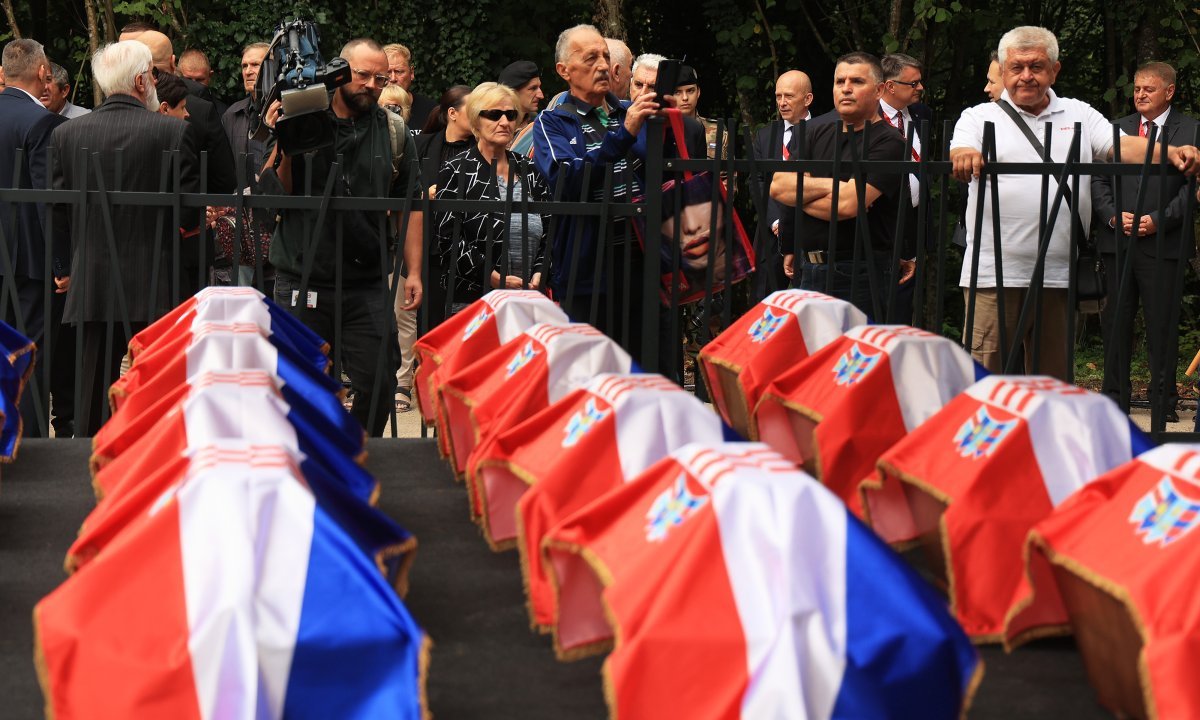 VELIKA FOTOGALERIJA Pogledajte tko je sve došao na ukop žrtava iz jame ...