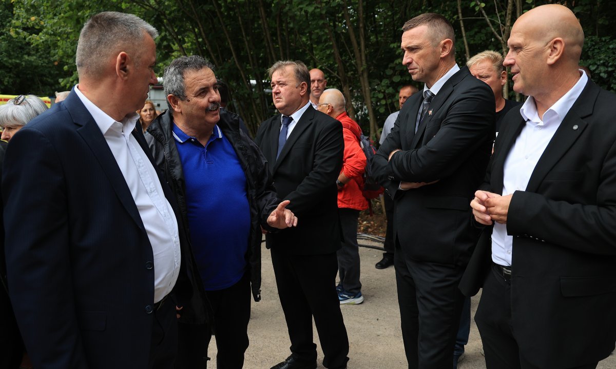 VELIKA FOTOGALERIJA Pogledajte tko je sve došao na ukop žrtava iz jame ...