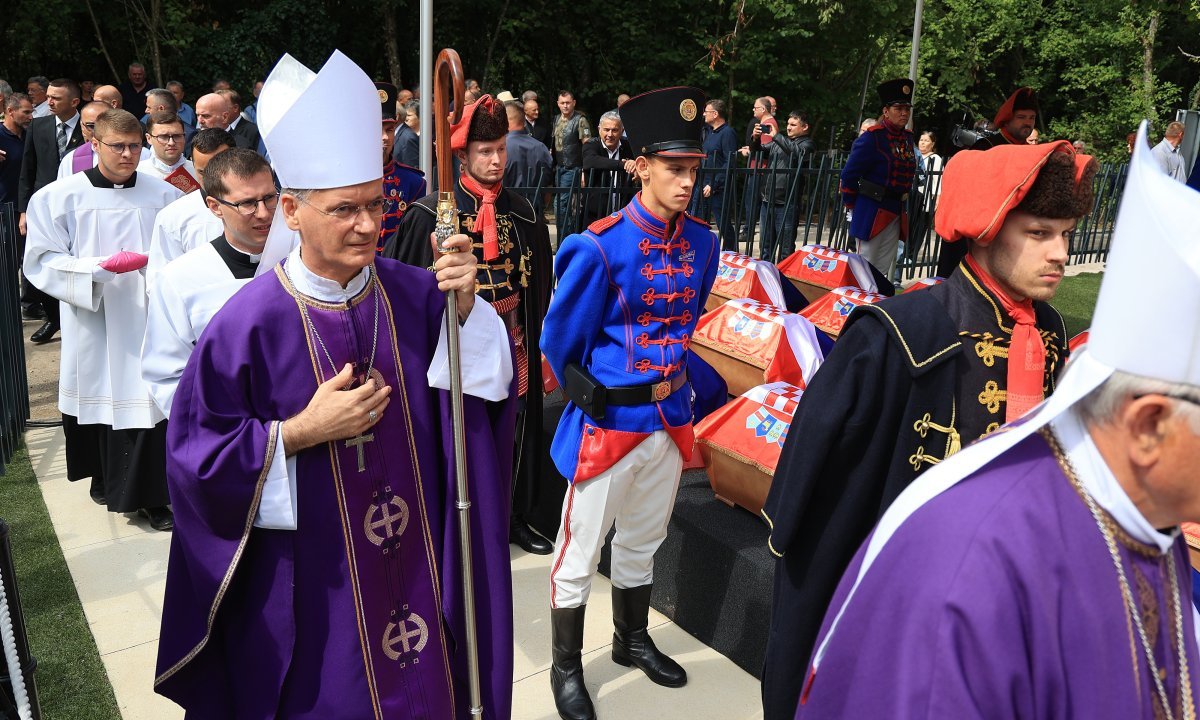 VELIKA FOTOGALERIJA Pogledajte tko je sve došao na ukop žrtava iz jame ...