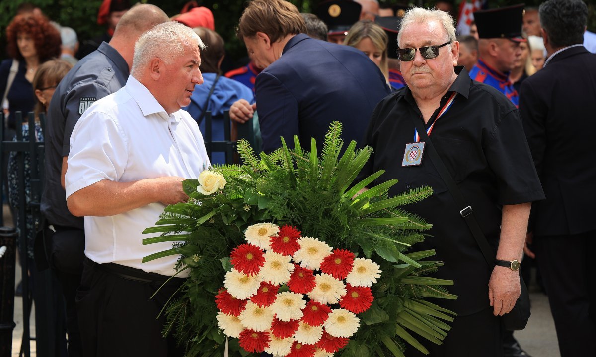 VELIKA FOTOGALERIJA Pogledajte tko je sve došao na ukop žrtava iz jame ...