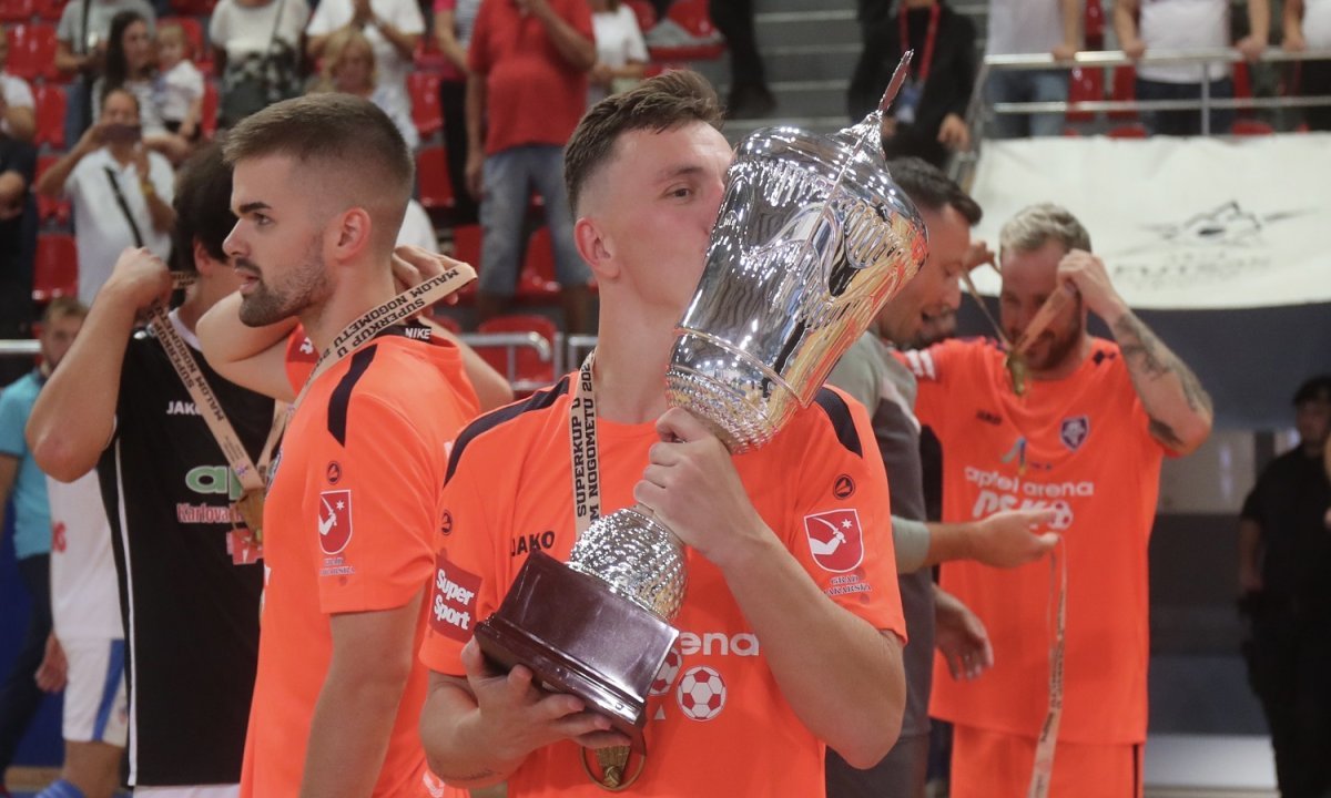 Novo Vrijeme slavi! Pogledajte kako su Makarani došli do prvog trofeja ...