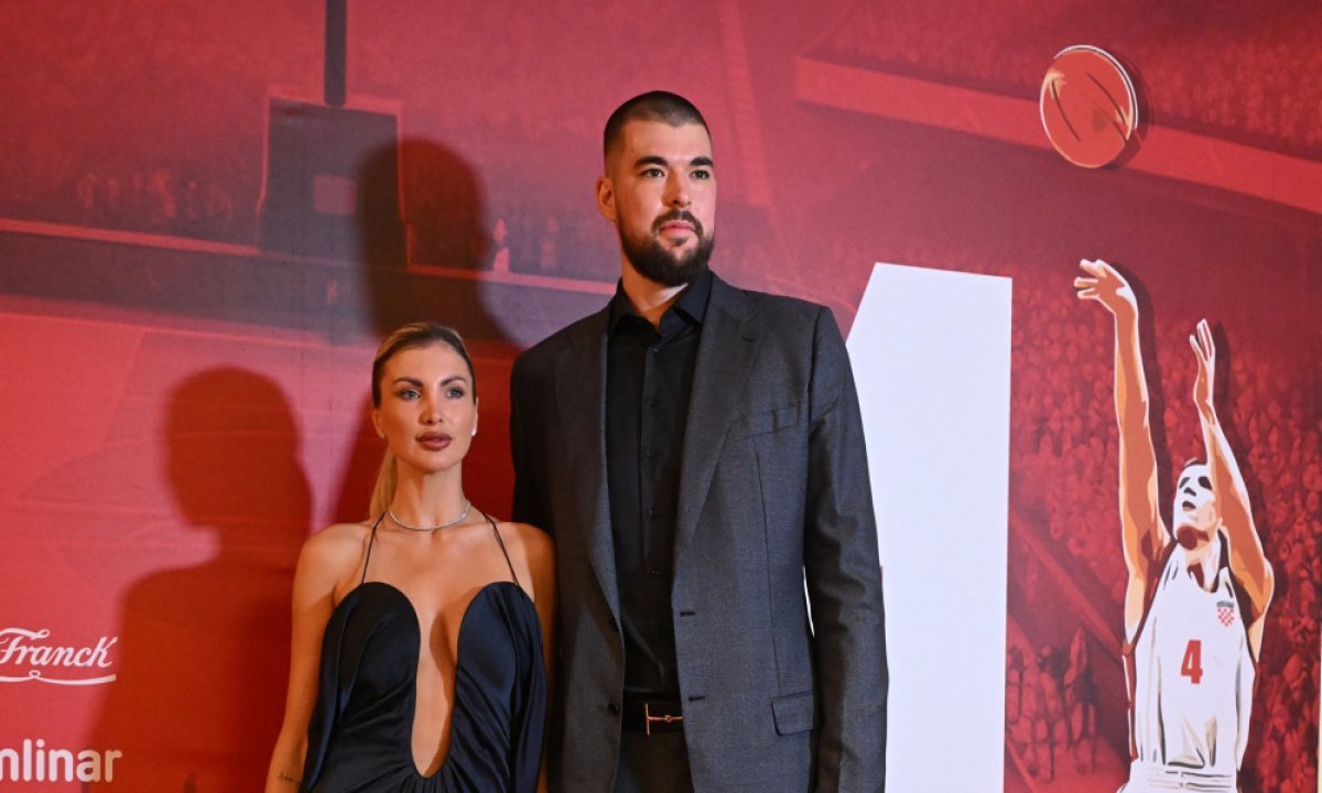 Nakon 10 godina ljubavi: Košarkaš Ivica Zubac i supruga Kristina postat ...