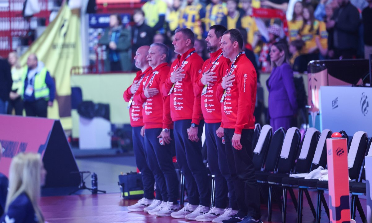Zbog Hrvatske je jučer zaratio s EHF-om, a danas je himnu pjevao ...