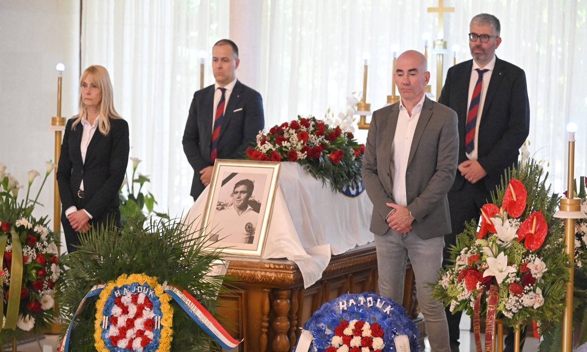 U Splitu je pokopan Ivo Bego. Pogledajte tko je sve došao ispratiti ...
