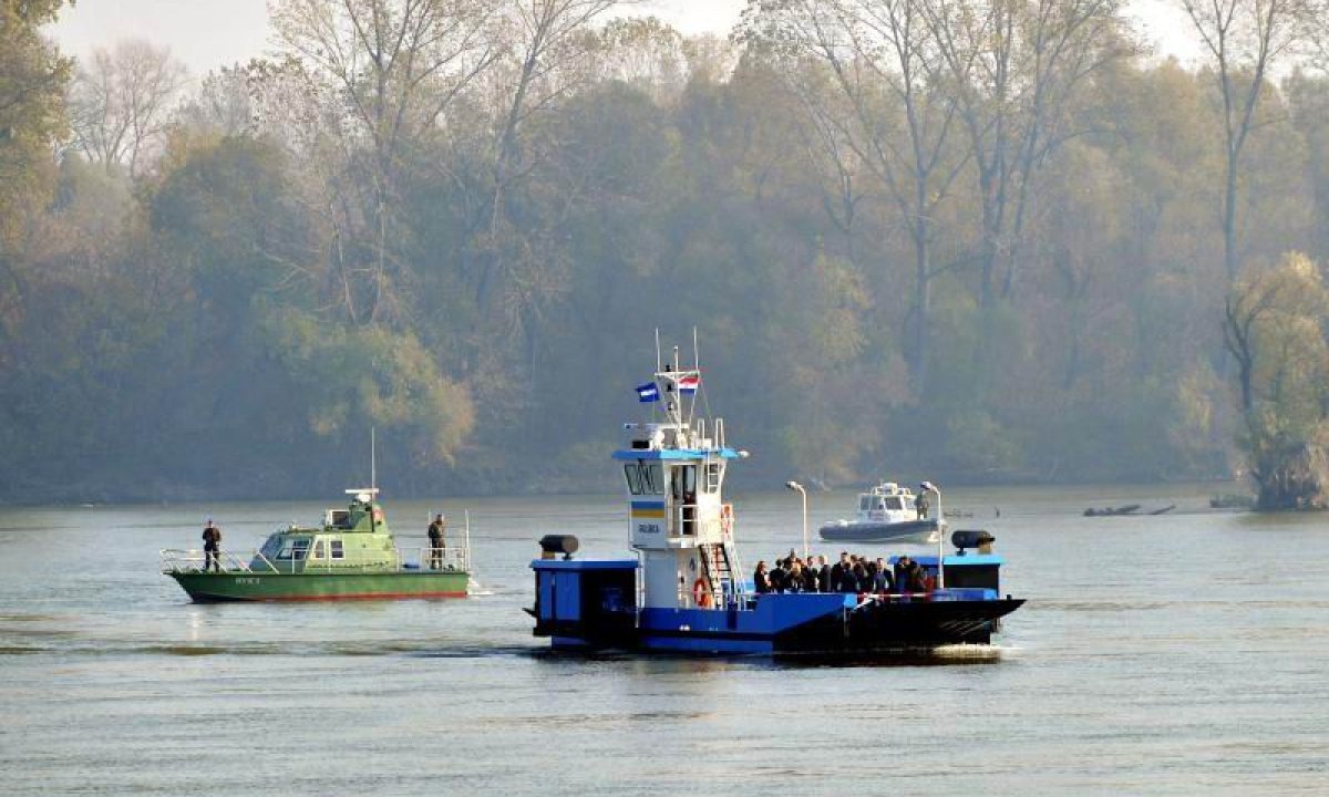 Young people from Vukovar, Zagreb, Belgrade throw roses into Vuka river ...