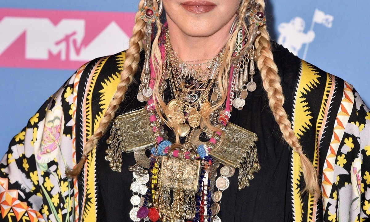 Maškare su ove godine uranile: Crveni tepih preplavili golotinja, kič i ...