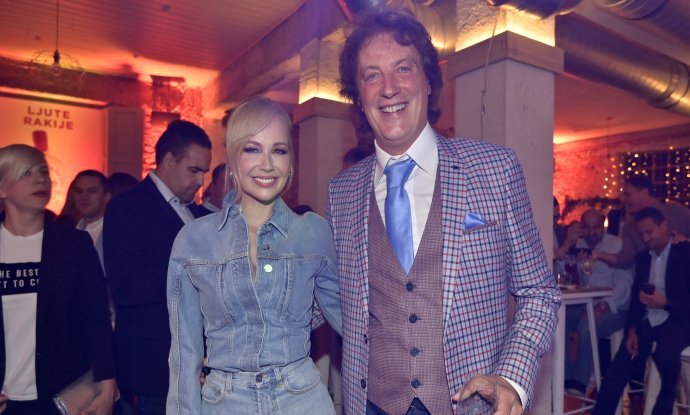 Sve joj stoji: Jelena Rozga izgleda nevjerojatno dobro u traperu od ...