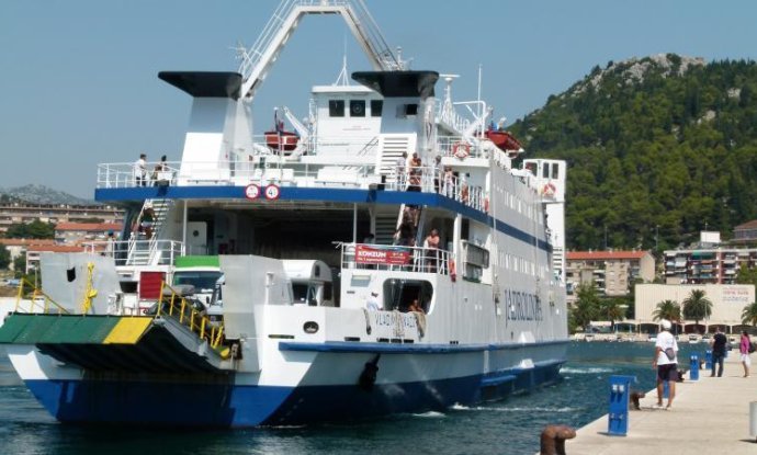 Kamioni za Dubrovnik vraćeni s granice na trajekt u Ploče - tportal