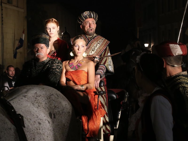 Na lokaciji starog grada tradicionalno izvedena predstava 'Opsada Sinja ...