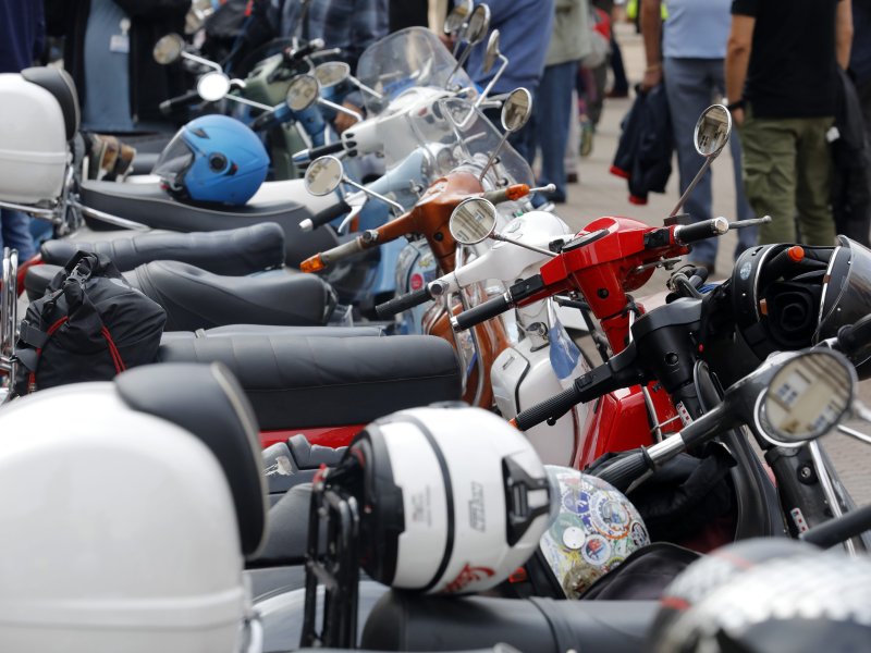 [FOTO] Više od 200 legendarnih Vespi okupiralo centar Zagreba ...