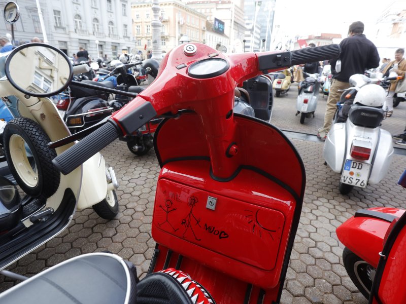 [FOTO] Više od 200 legendarnih Vespi okupiralo centar Zagreba ...