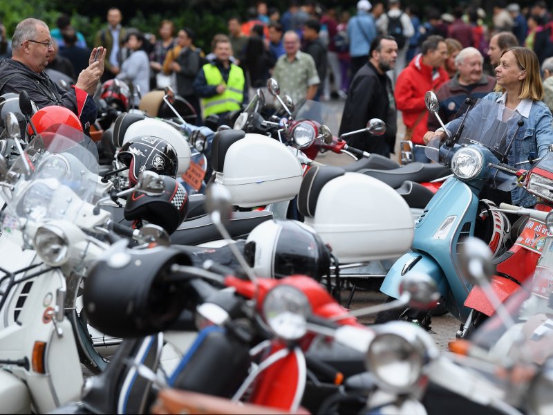 [FOTO] Više od 200 legendarnih Vespi okupiralo centar Zagreba ...