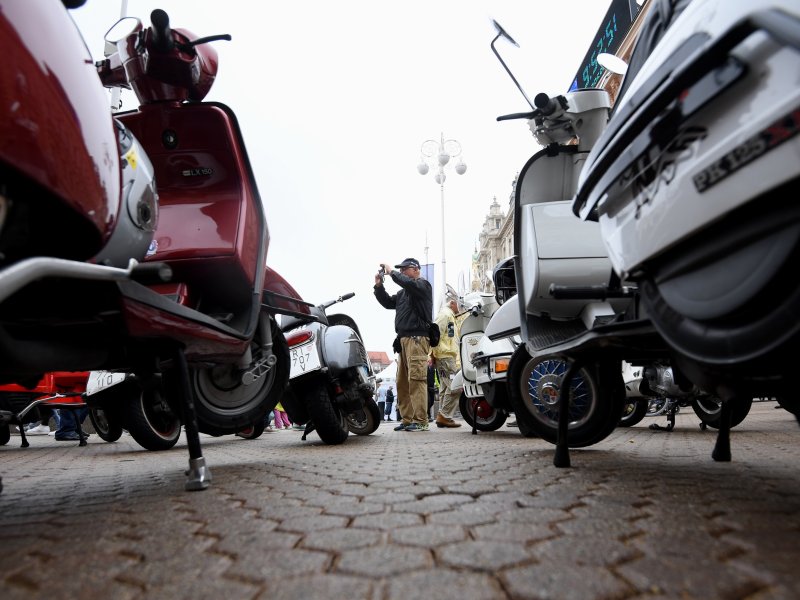 [FOTO] Više od 200 legendarnih Vespi okupiralo centar Zagreba ...