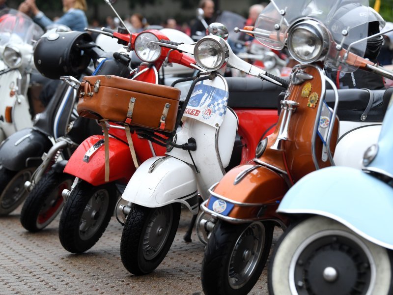 [FOTO] Više od 200 legendarnih Vespi okupiralo centar Zagreba ...