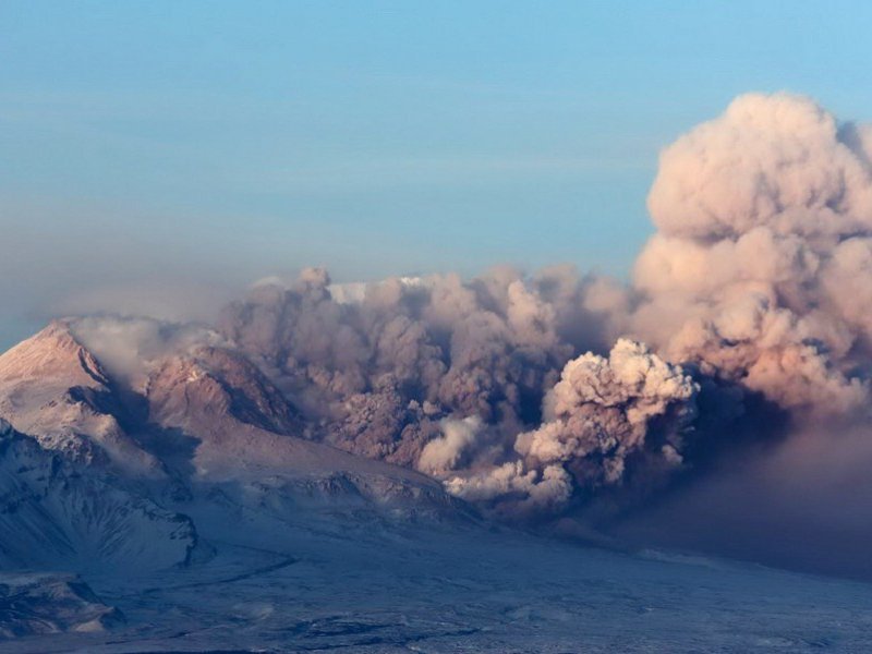 Vulkan Šiveluč na krajnjem istoku Rusije izbacio stup pepela od 10 ...