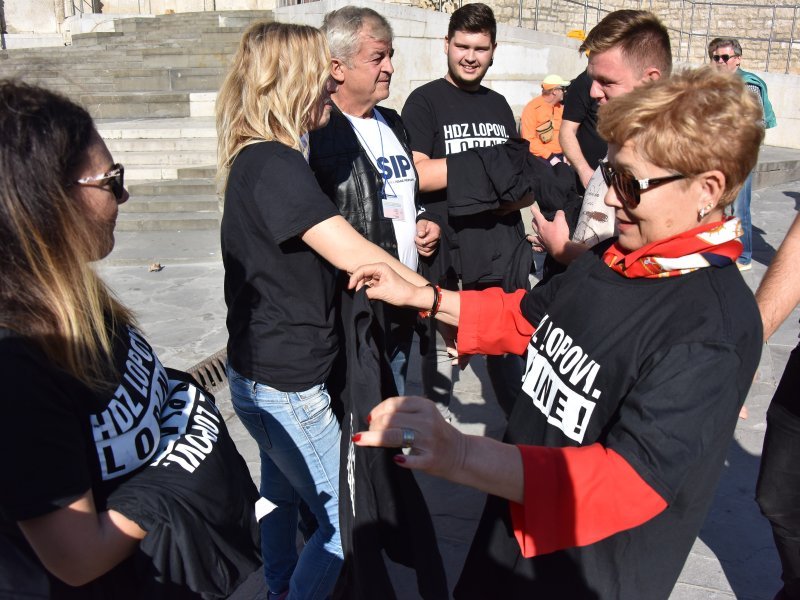 [FOTO] Pristaše Ivana Pernara u Puli dijele majice s natpisom 'HDZ ...