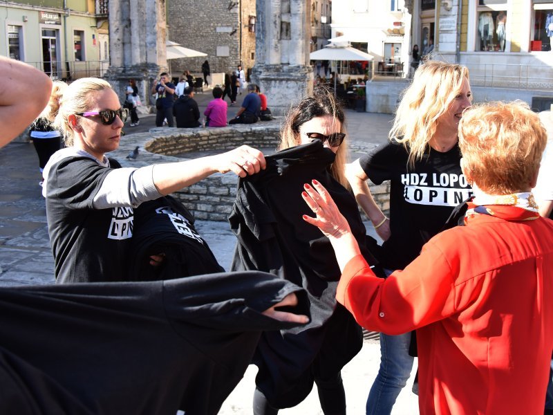 [FOTO] Pristaše Ivana Pernara u Puli dijele majice s natpisom 'HDZ ...