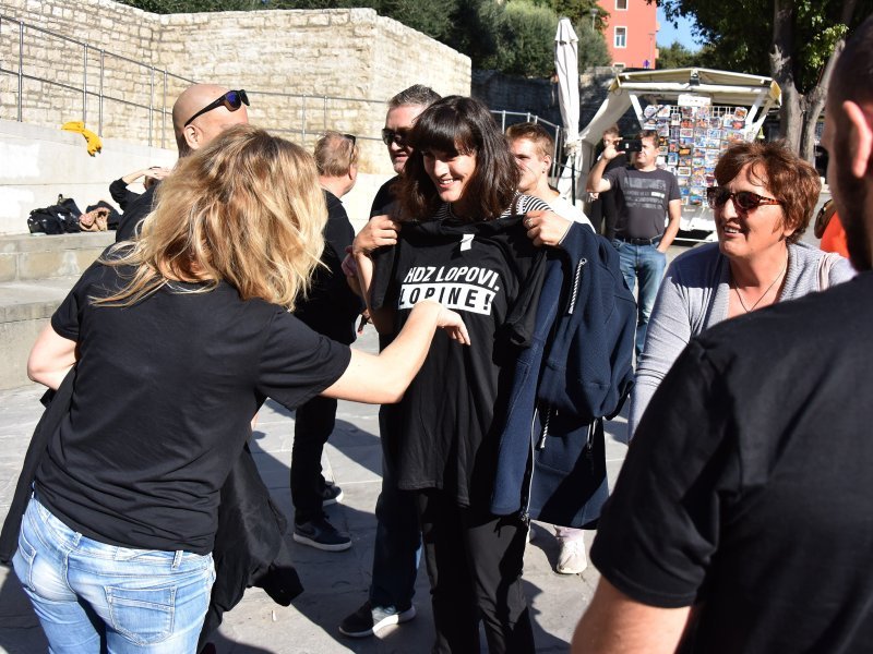 [FOTO] Pristaše Ivana Pernara u Puli dijele majice s natpisom 'HDZ ...