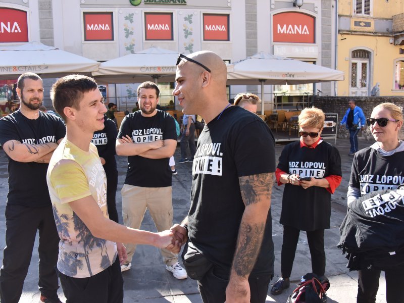 [FOTO] Pristaše Ivana Pernara u Puli dijele majice s natpisom 'HDZ ...