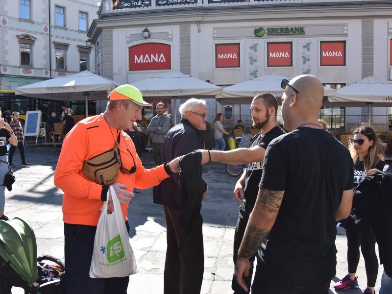 [FOTO] Pristaše Ivana Pernara u Puli dijele majice s natpisom 'HDZ ...