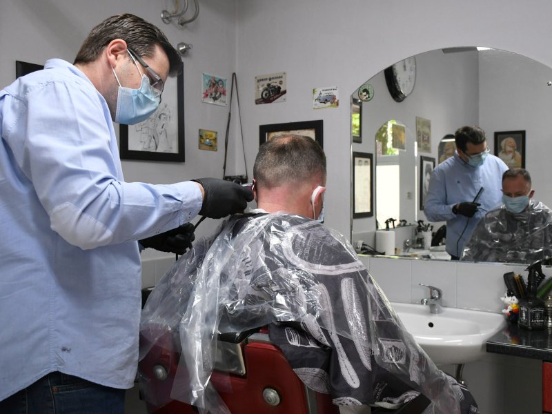 [FOTO] Pogledajte kako izgleda prvi radni dan frizera u Rijeci, Zagrebu ...