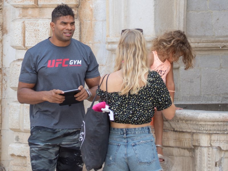 Legendarni UFC borac Alistair Overeem s obitelji prošetao praznim ...