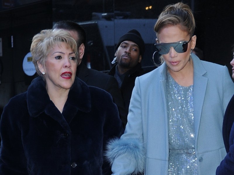 Geni su geni: Jennifer Lopez snimila novu modnu kampanju s mamom i ...