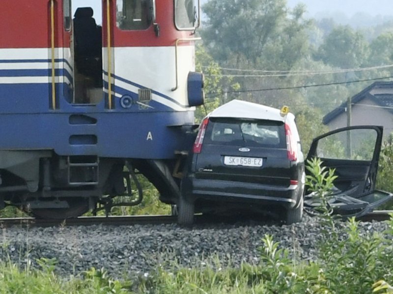 Nesreća na pružnom prijelazu u Sisku: Teretni vlak naletio na automobil, vozač prevezen u ...