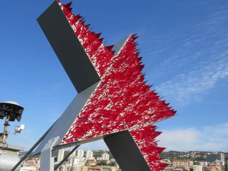 Na Riječki neboder postavljena umjetnička instalacija 'Spomenik crvenoj ...