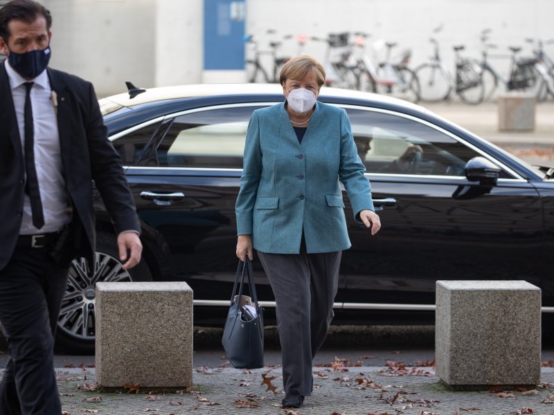 Eksponencijalni rast u Njemačkoj; Merkel želi zatvoriti sve barove ...