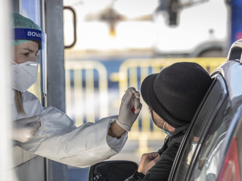 Jednima bris uzimaju iz nosa, drugima iz grla, a trećima i iz nosa i iz ...