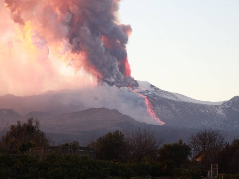 [VIDEO] Spektakularna erupcija Etne: Fontane lave vinule su se na ...
