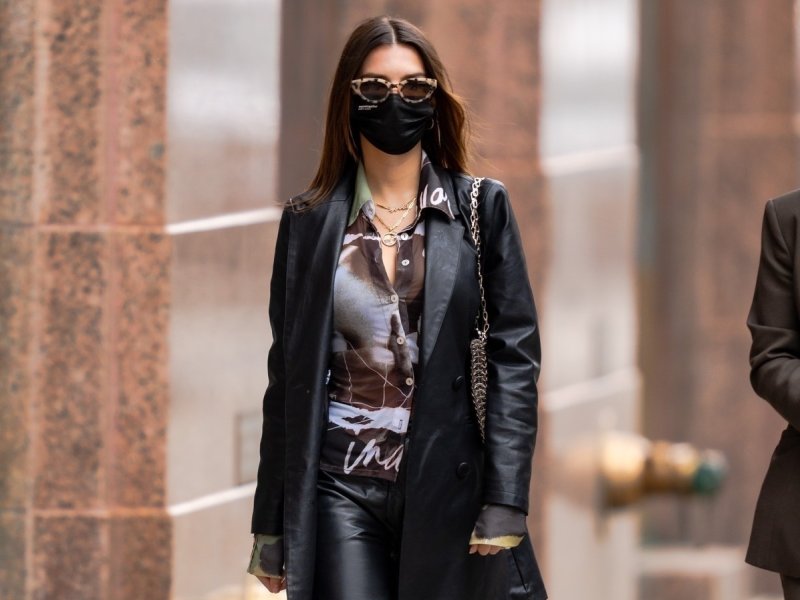 Mlada mama Emily ponovno privlači poglede: Lijepa brineta odlično ...