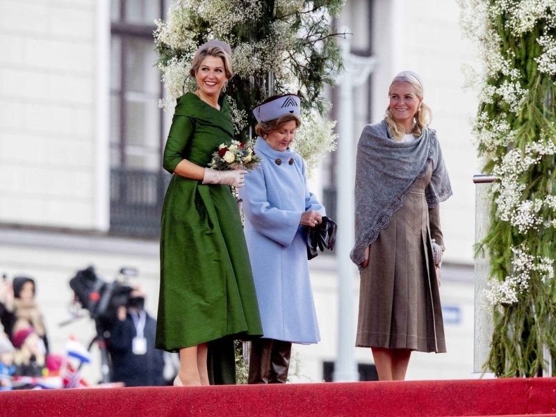 Kraljica Maxima u svojoj najdražoj boji zasjenila norvešku kraljicu i ...
