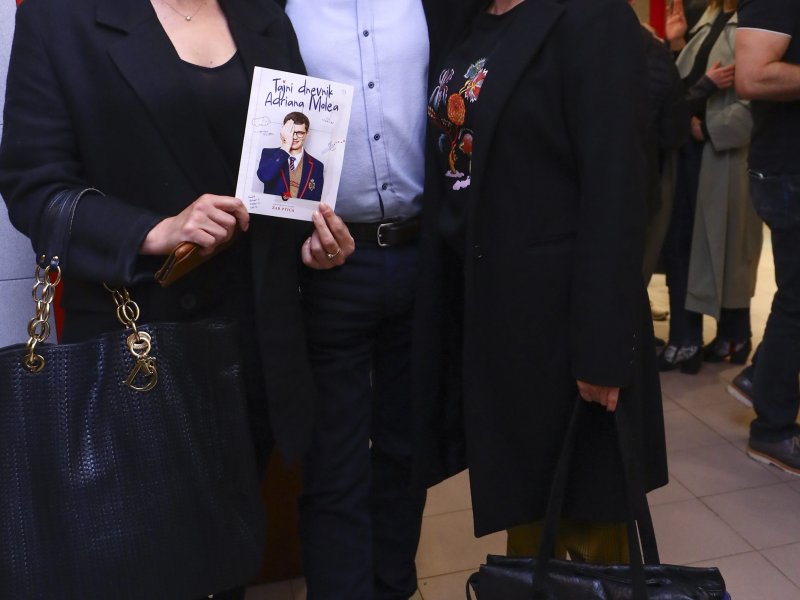 Tri generacije na jednom mjestu: Sašu Broz na premijeri podržali otac ...