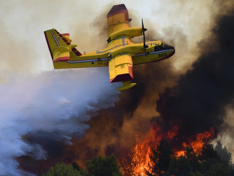 Planulo na nekoliko lokacija iznad Kaštela, u pomoć pozvan kanader ...