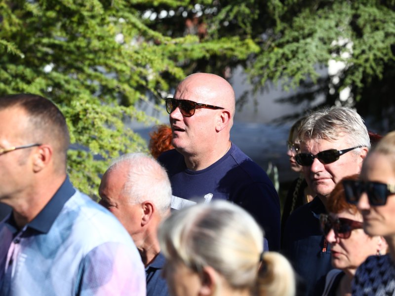 Posljednji ispraćaj u Kaštelima: Od oca Marka Livaje oprostili se obitelj, prijatelji i brojni ...